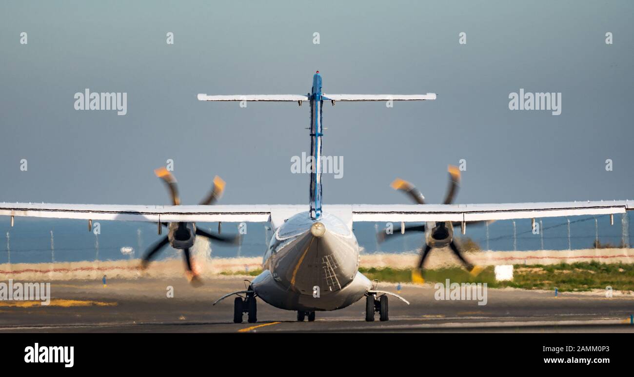 Rear view of propeller plane in the runway Stock Photo - Alamy