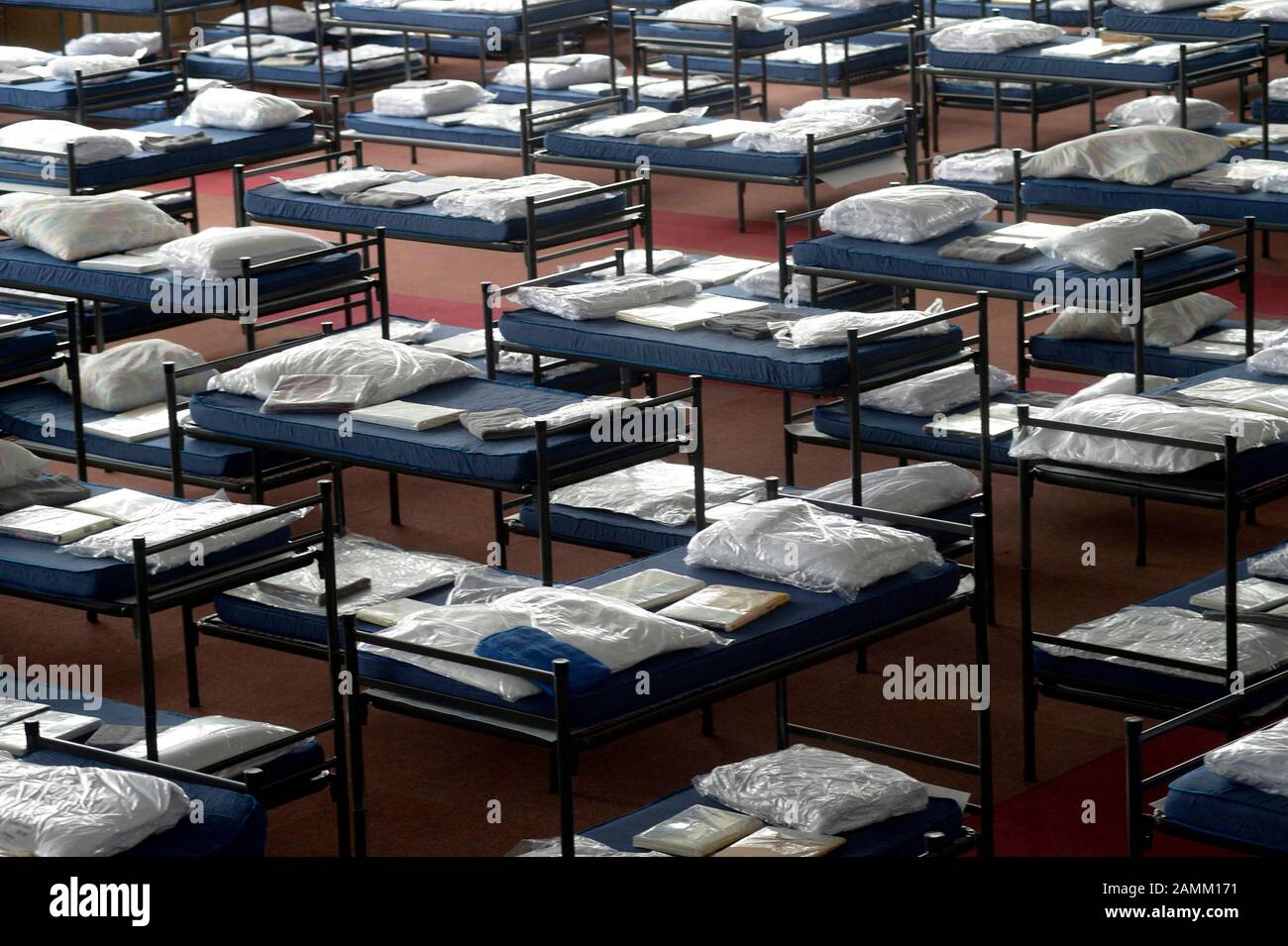 In the gymnasium in Taufkirchen an emergency shelter for refugees has ...