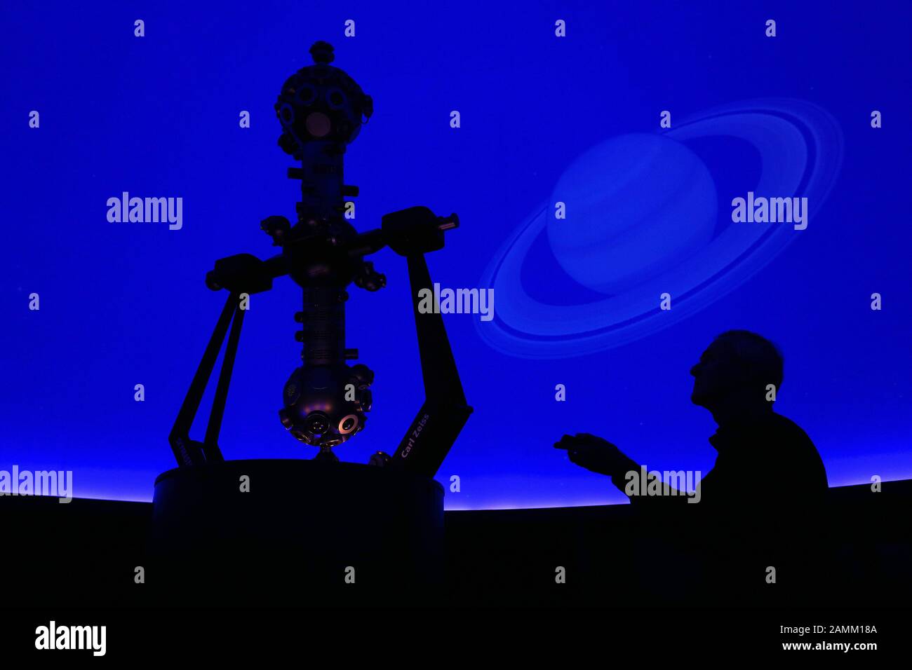 Last preparatory work in the elaborately modernized planetarium under ...