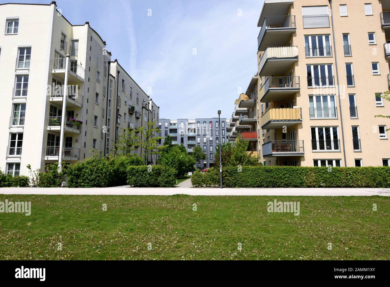 Green space and residential buildings in the Arnulfpark development ...