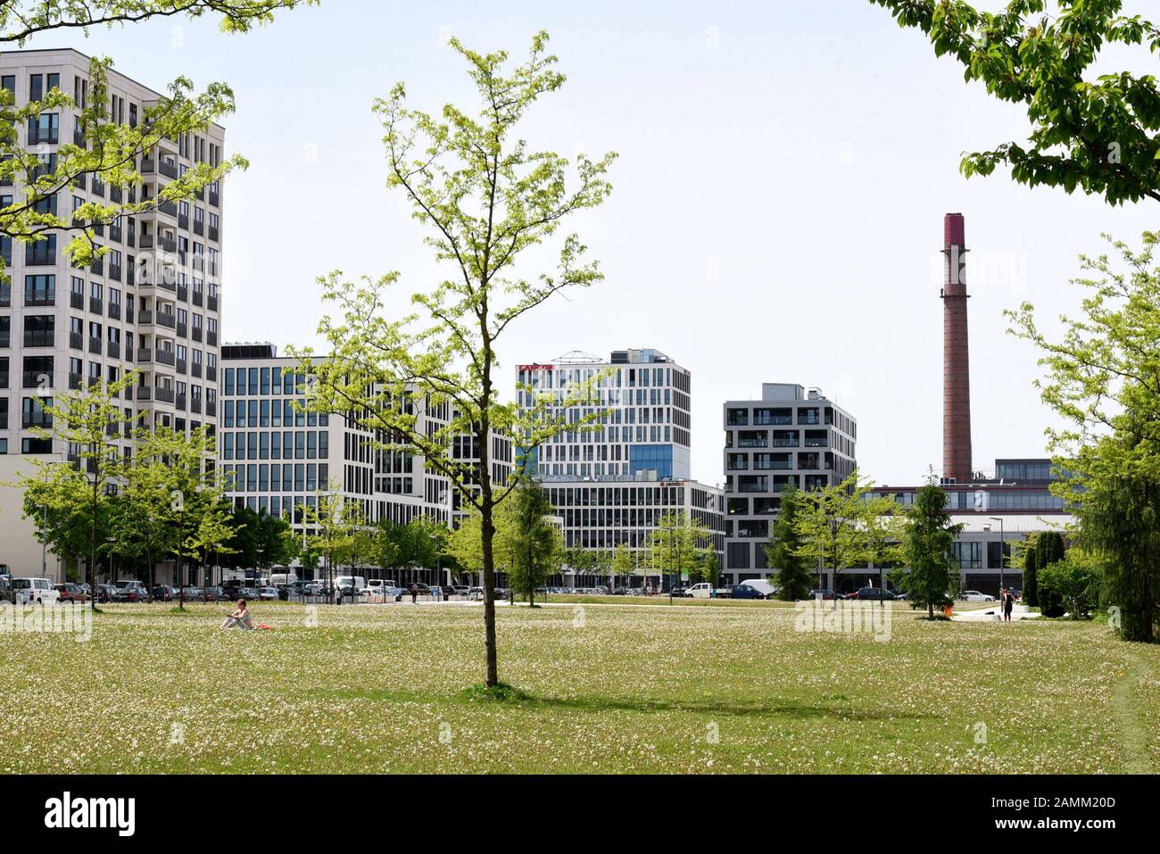 Green space and residential and office buildings in the Arnulfpark ...