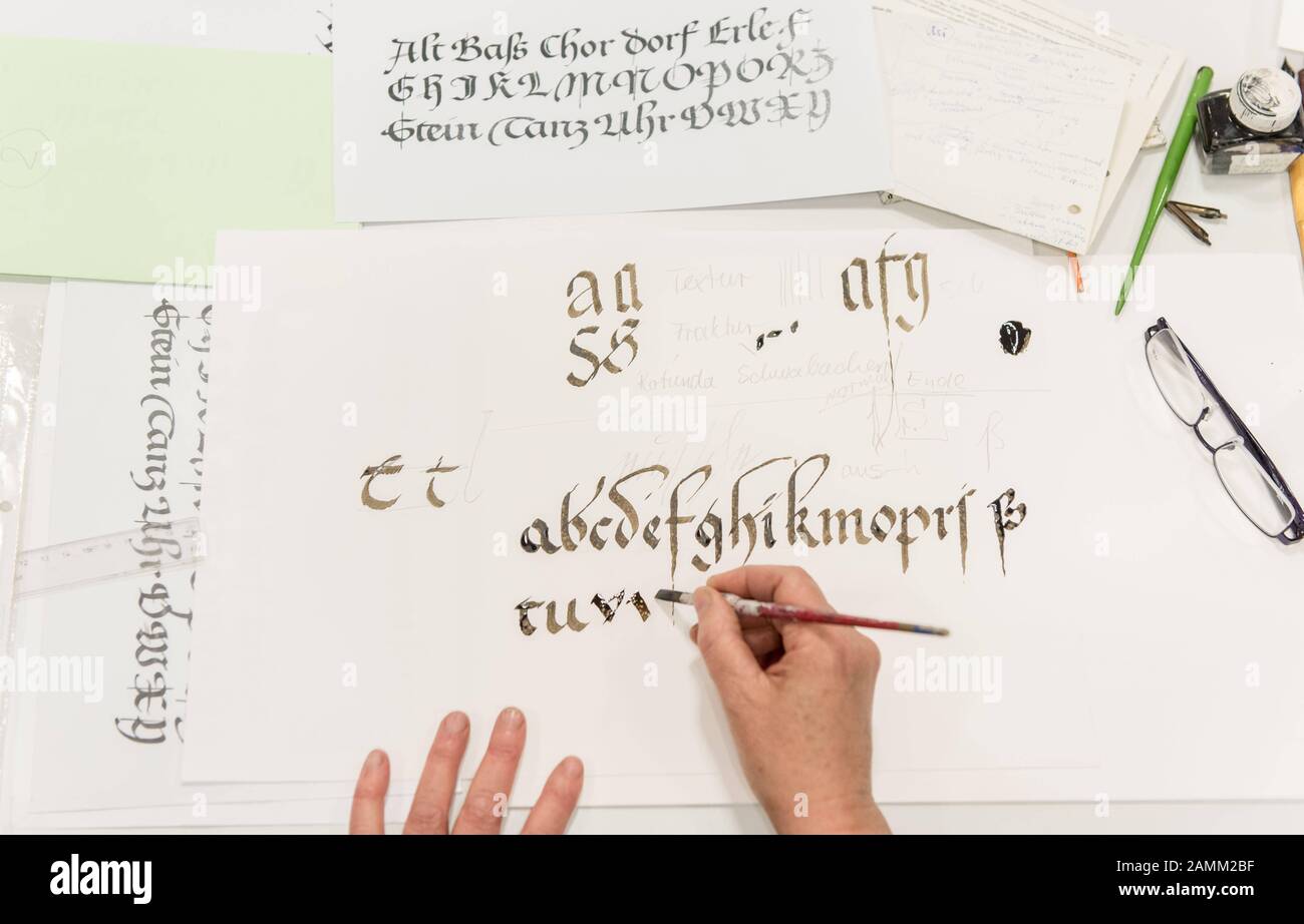 Participant in the calligraphy course at the Volkshochschule (VHS) in ...