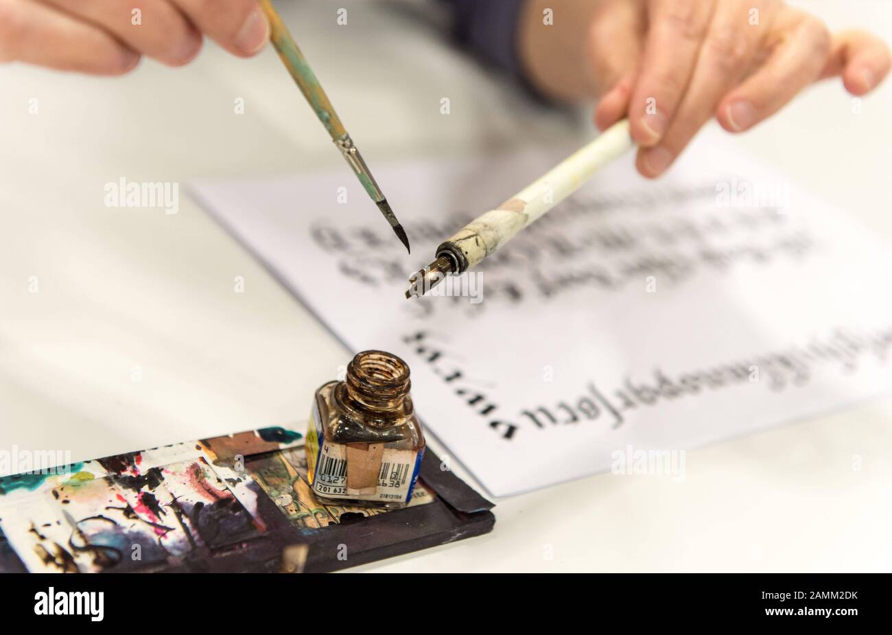 Participant in the calligraphy course at the Volkshochschule (VHS) in ...