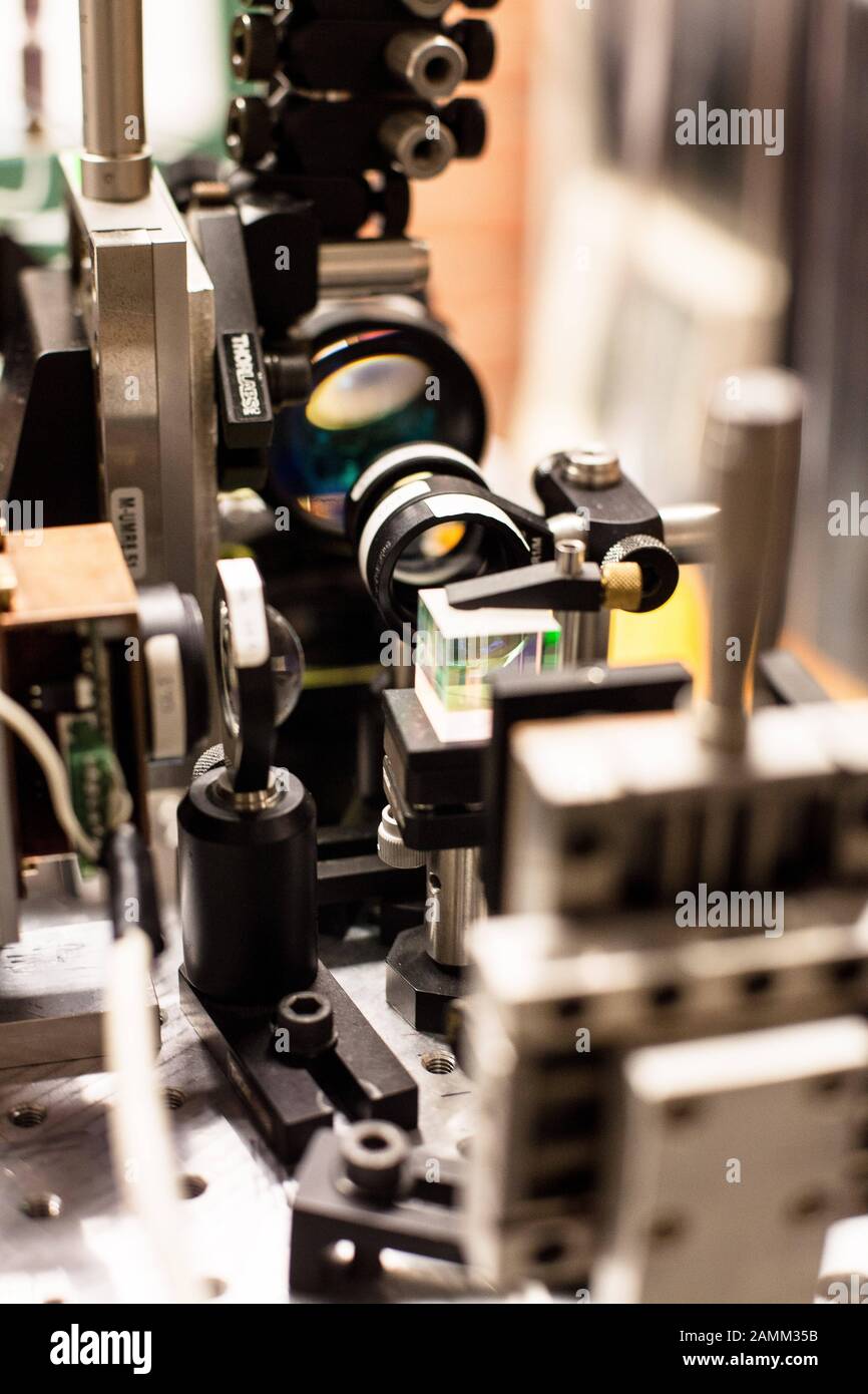 Optical laser trap hi-res stock photography and images - Alamy