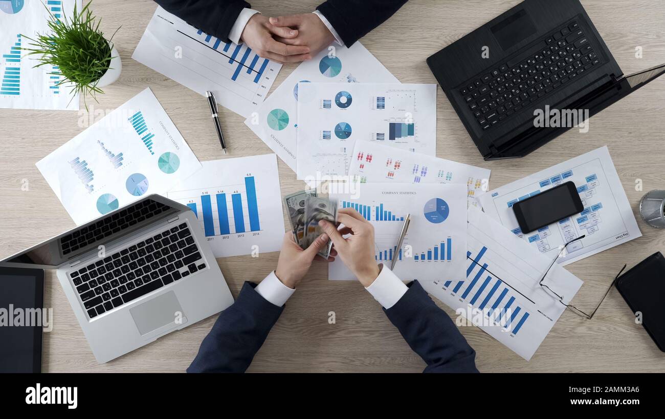 Employee counting money hi-res stock photography and images - Alamy