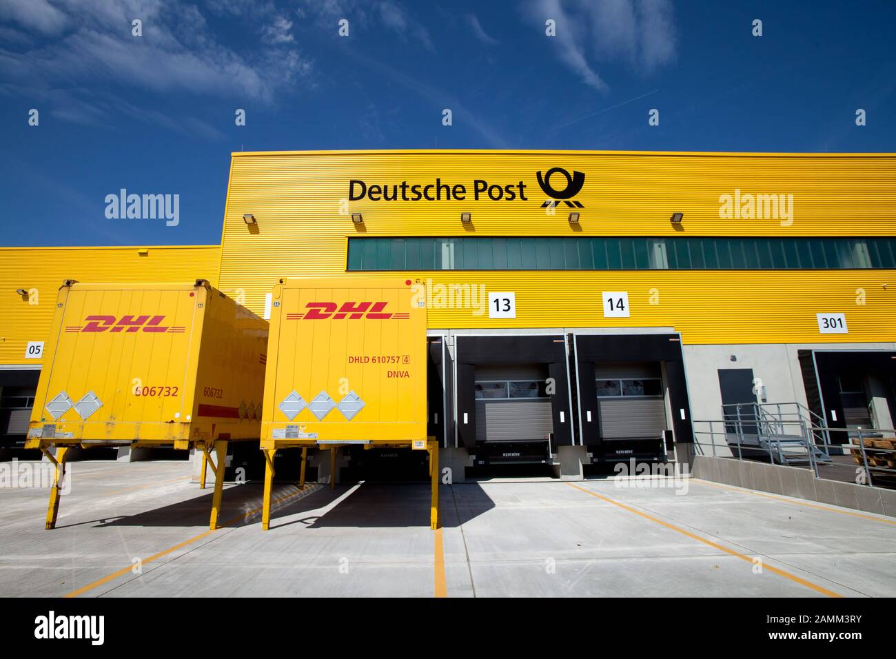 DHL's new distribution center in Munich Neuhausen. [automated ...