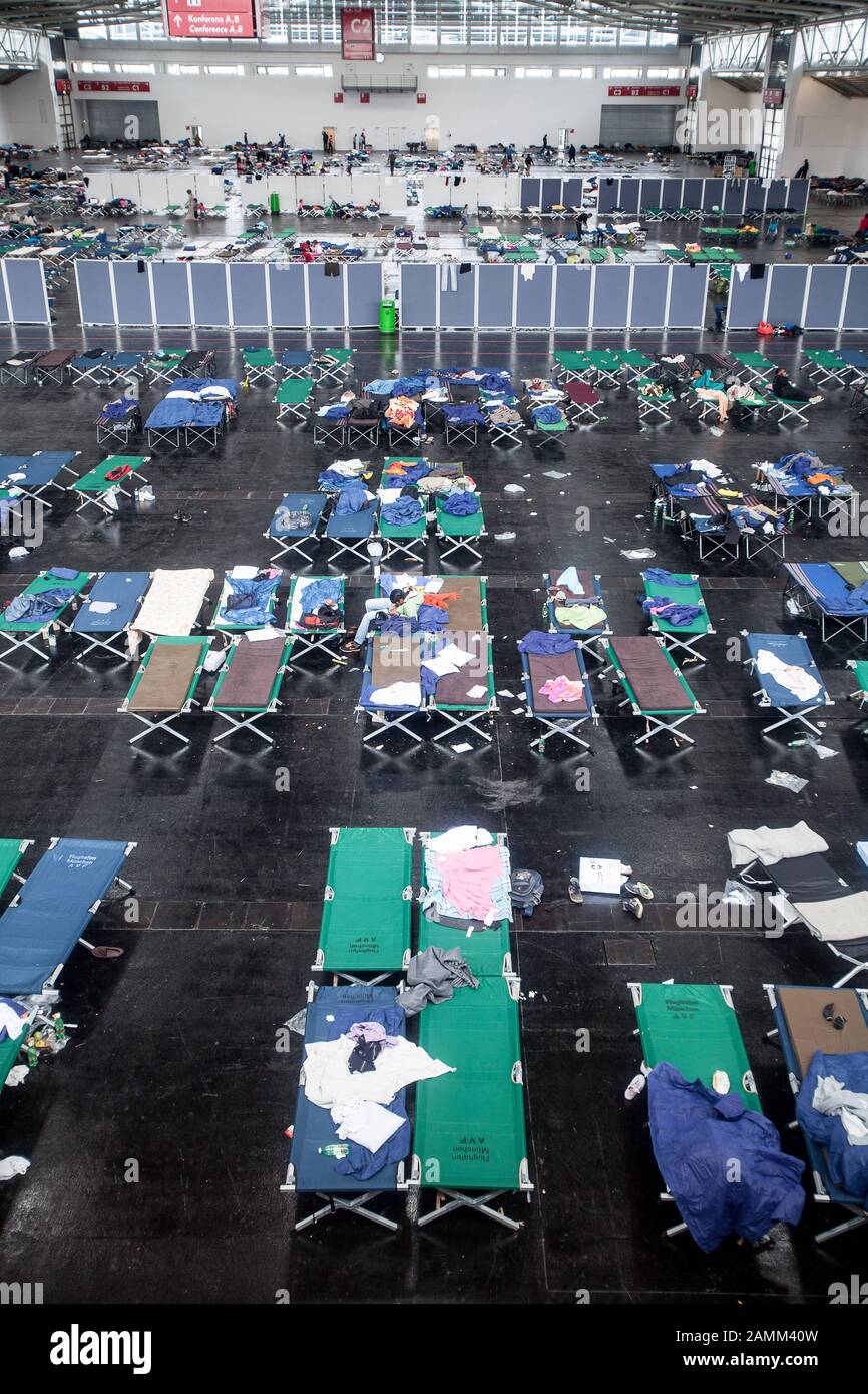 Temporary shelter centre hi-res stock photography and images - Alamy