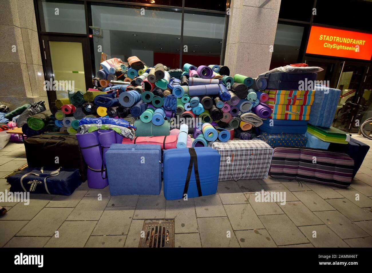 Refugees emergency blankets hi-res stock photography and images - Alamy