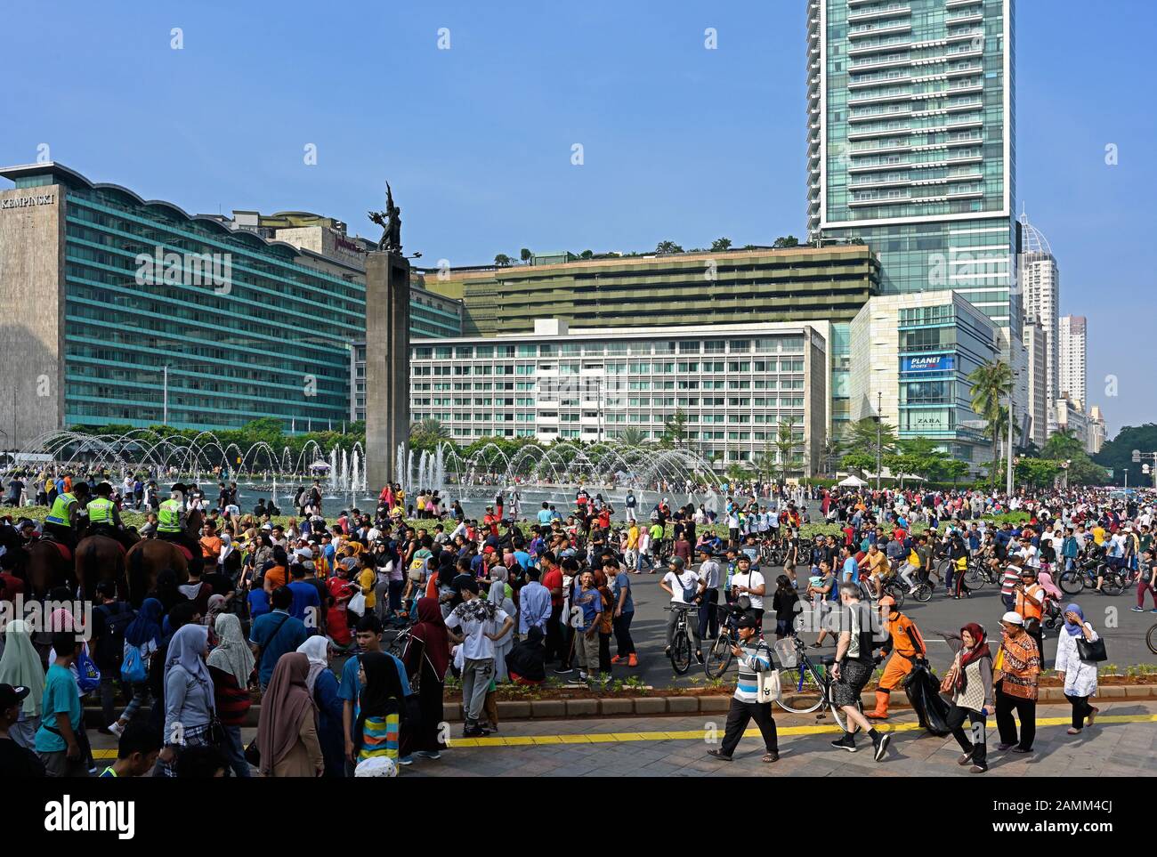 Indonesia people city crowd street hi-res stock photography and images ...