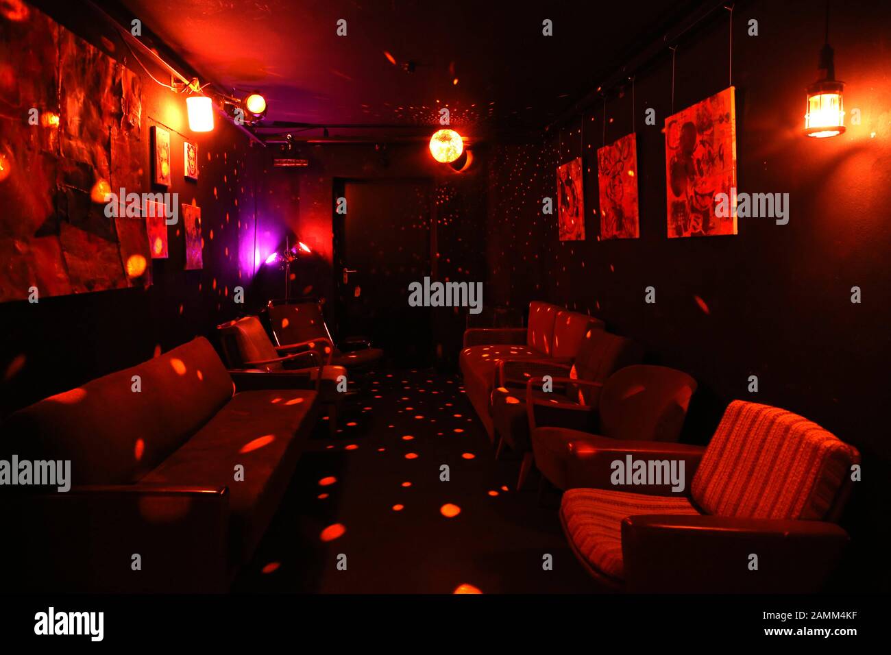 Dim light in the bar "Die Kiste" in Siegesstraße 17 in Schwabing ...