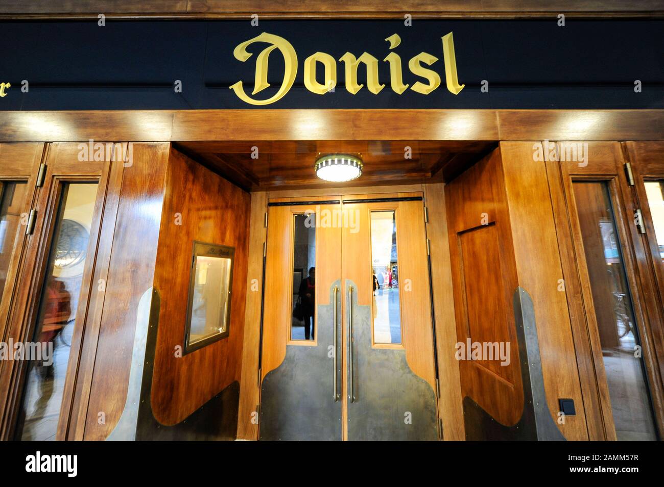 The traditional Bavarian restaurant "Donisl" at Marienplatz presents ...