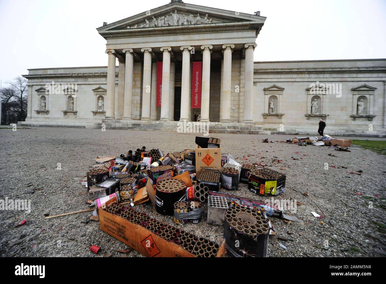 Fireworks waste on Munich's Königsplatz after New Year's Eve ...