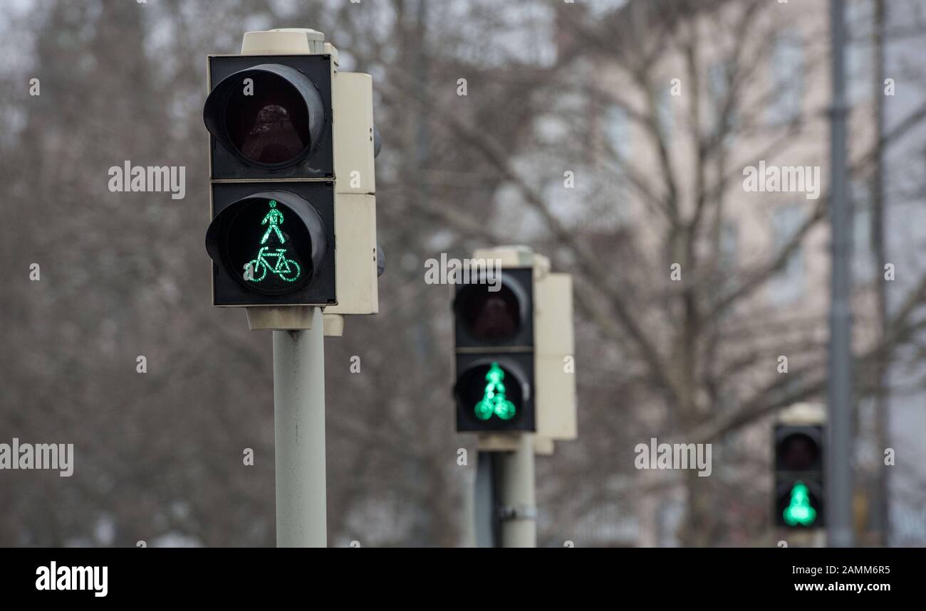 Three lights in a row hi-res stock photography and images - Alamy
