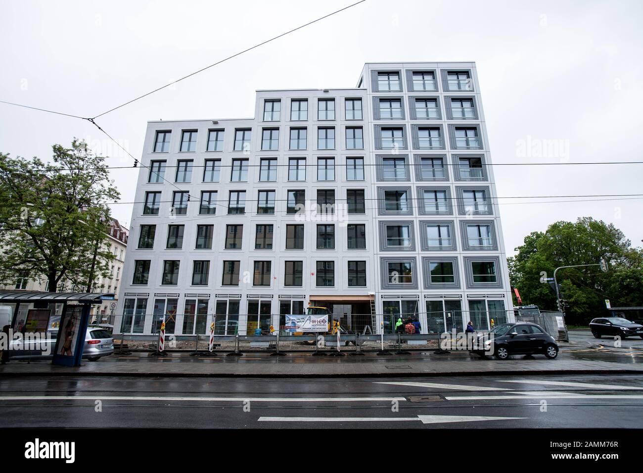 Autonomous people threw paint bags at the new Glockenbach Suites on the ...