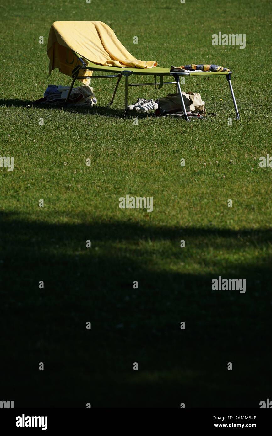 Sunbathing lawn to the outdoor swimming pool hi-res stock photography ...