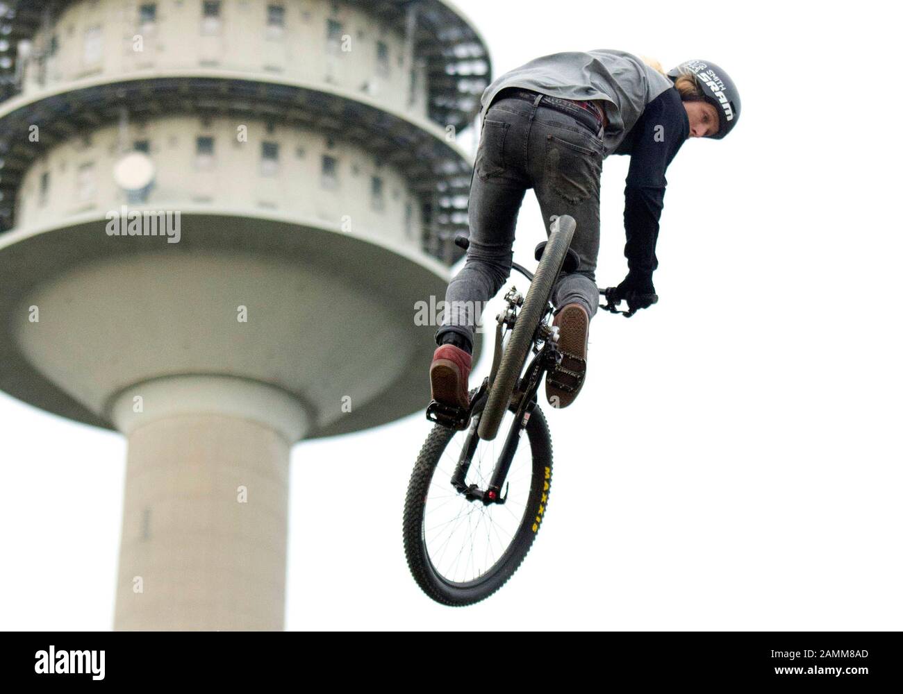 Slopestyle mountain biking hi-res stock photography and images - Alamy
