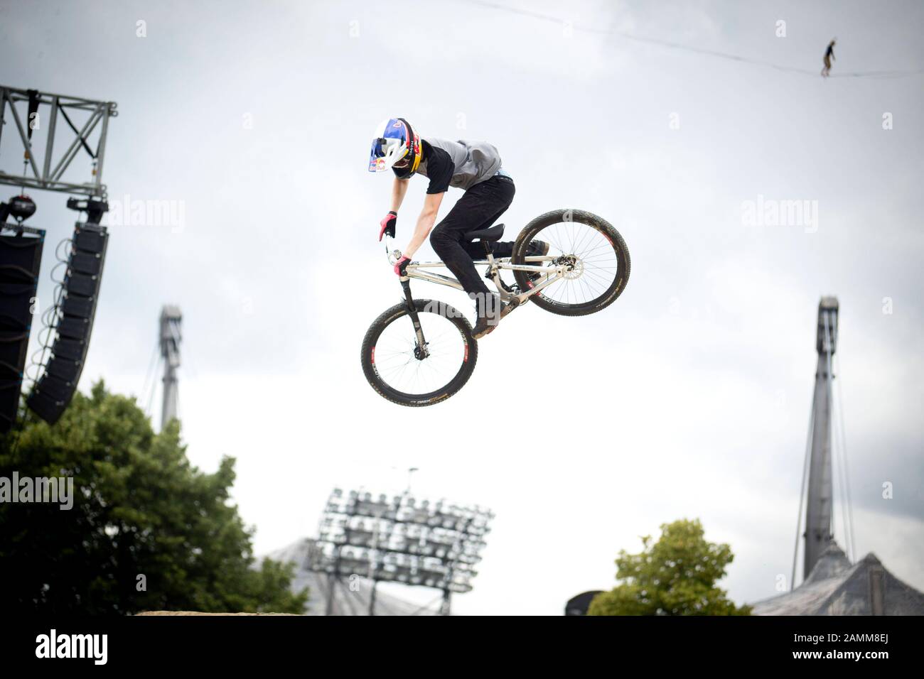 Slackline tricks hi-res stock photography and images - Alamy