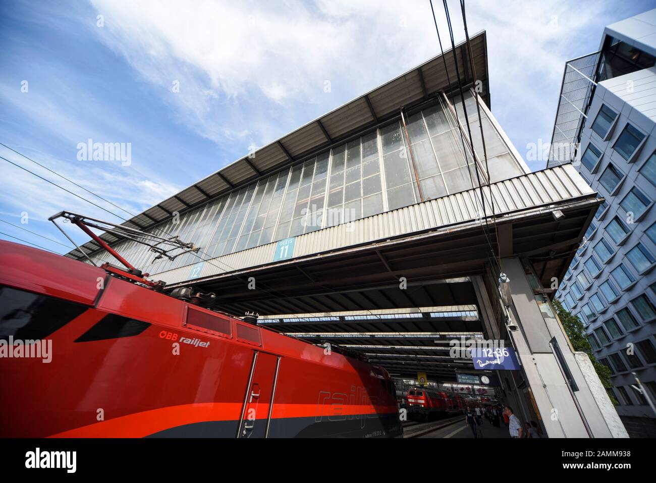 A train is entering the main station in Munich. [automated translation ...