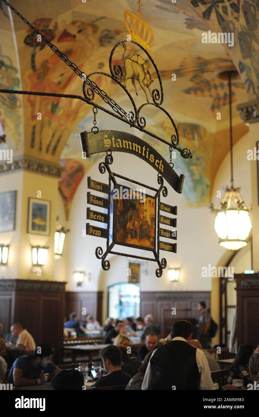 Regulars' table in the Munich Hofbräuhaus at Platzl. [automated translation] Stock Photo - Alamy