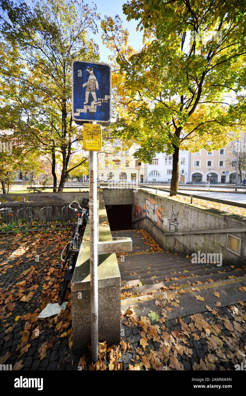 Underpass sign hi-res stock photography and images - Alamy