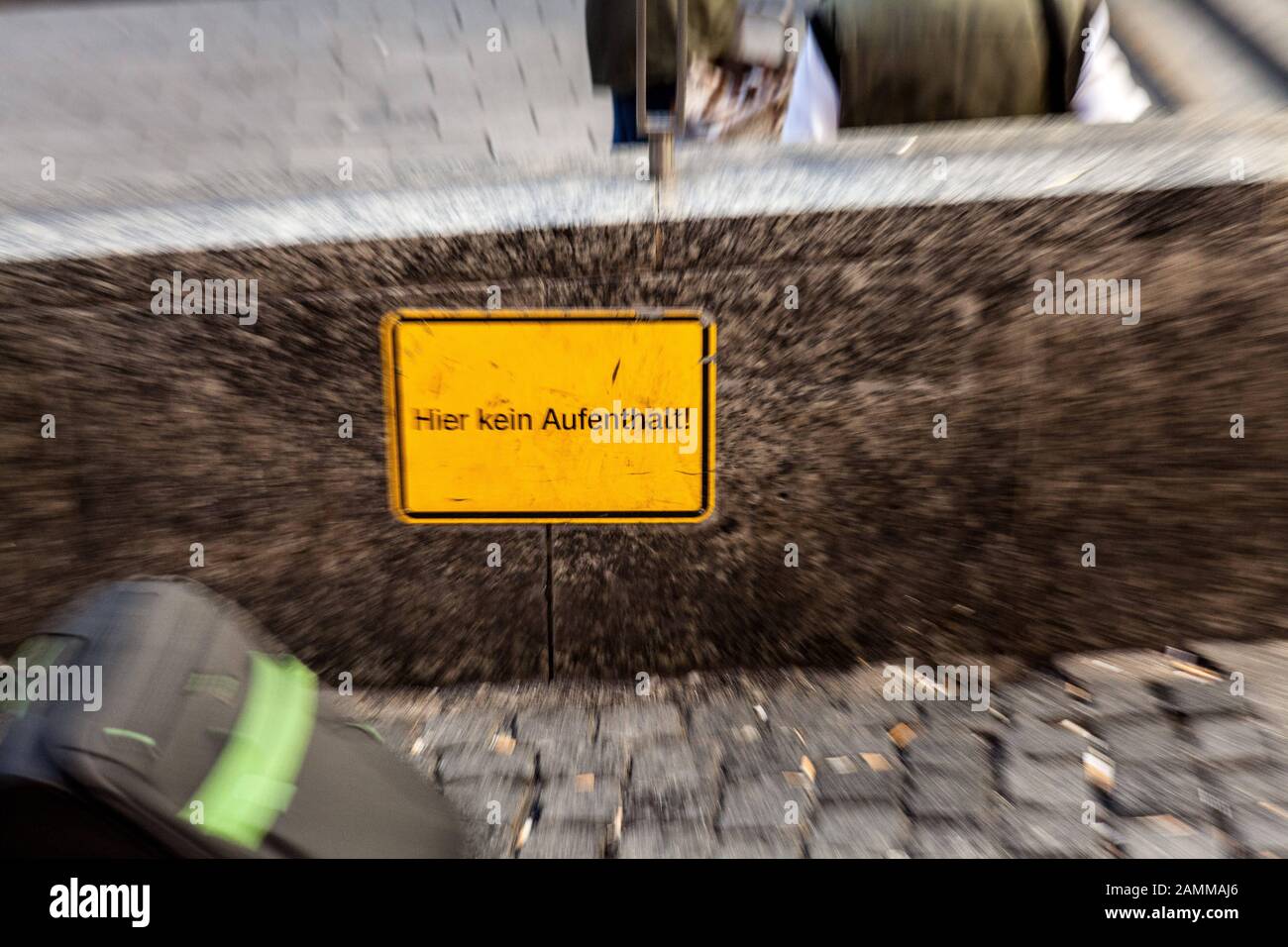 Sign Here no stay at the main station in Munich. [automated translation ...