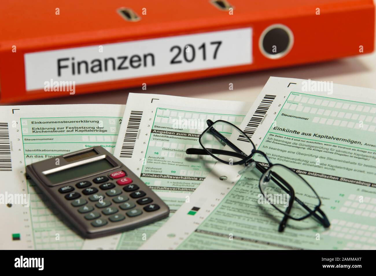 Tax return for the year 2017 [automated translation] Stock Photo - Alamy