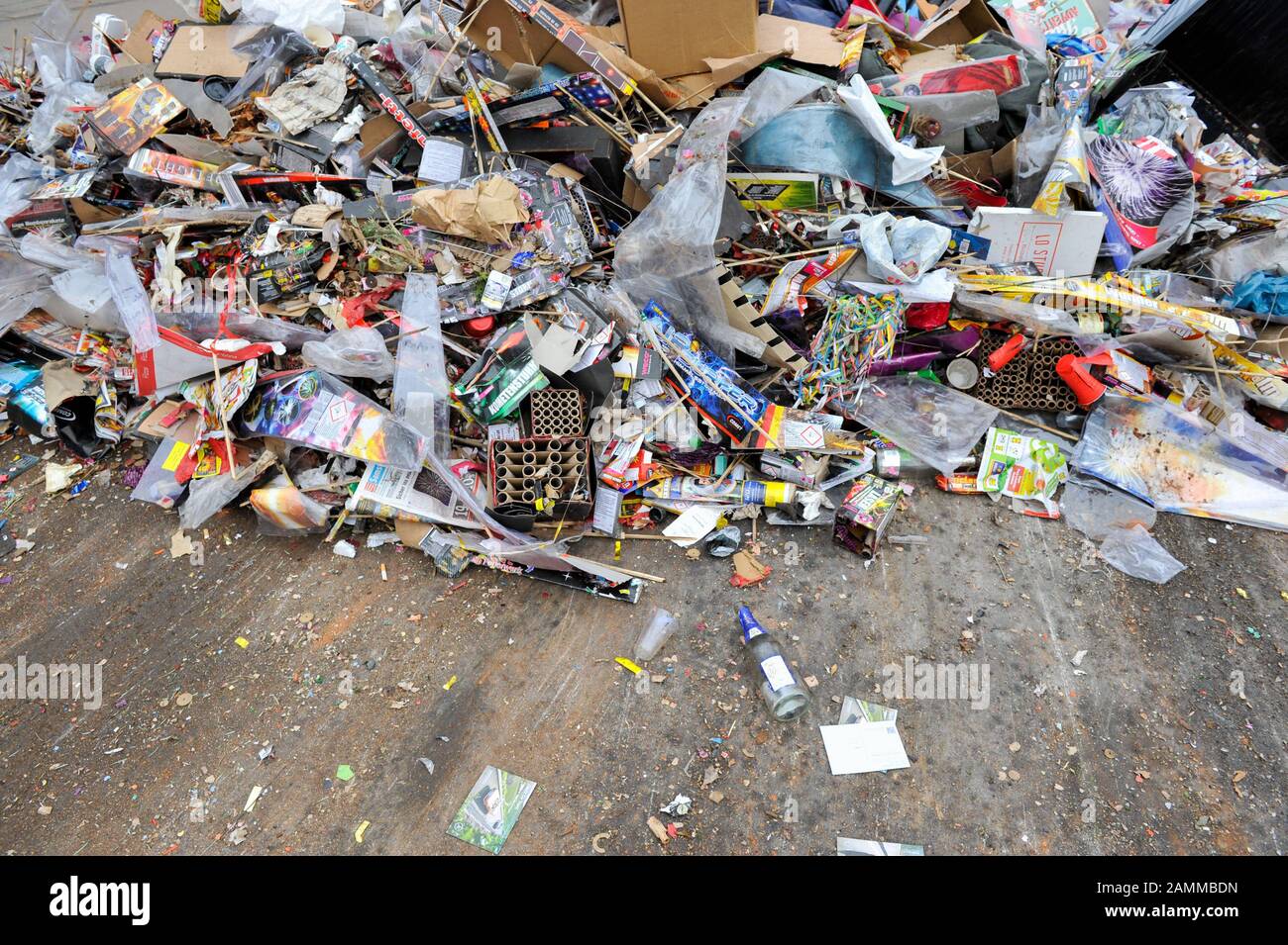 Fireworks waste in front of the Siegestor in Schwabing after New Year's ...