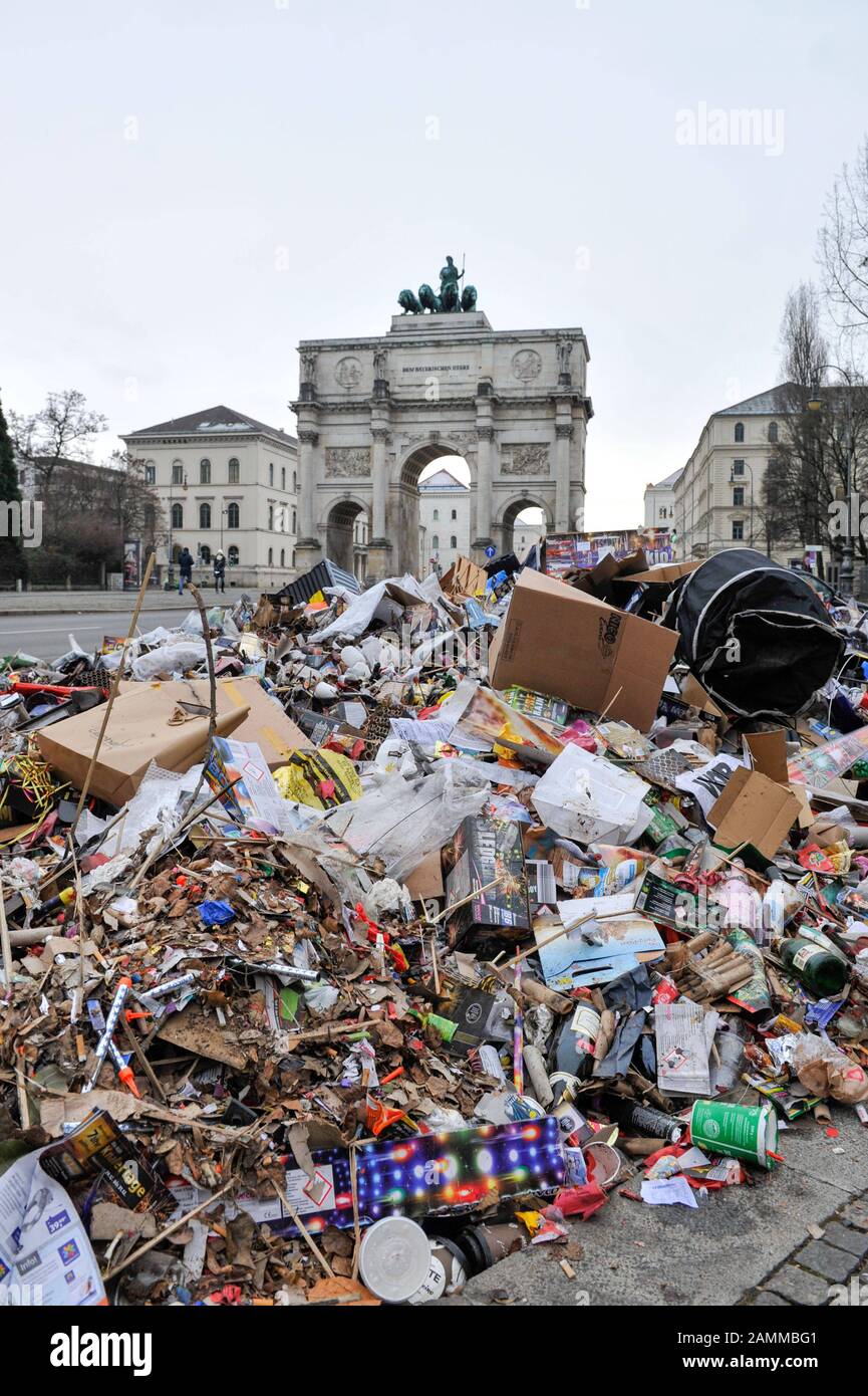 Fireworks waste in front of the Siegestor in Schwabing after New Year's ...