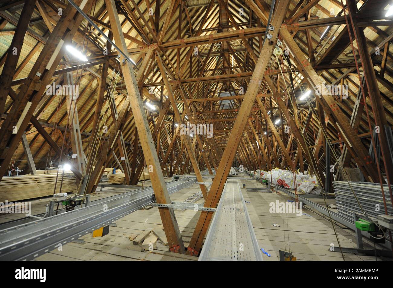 Medieval roof truss hi-res stock photography and images - Alamy