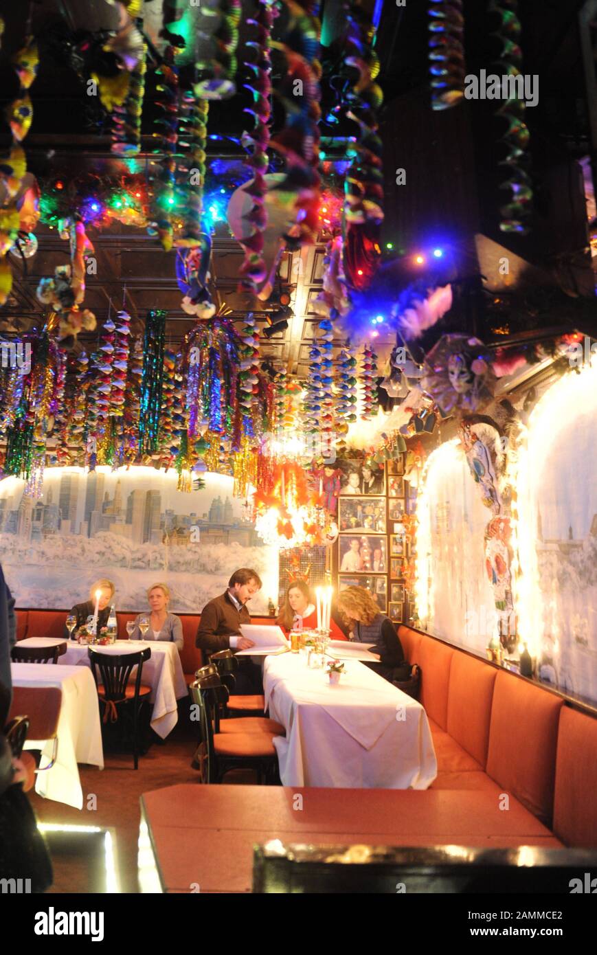 Guests in the plush bar "Roy" in the Herzog-Wilhelm-Straße 30 ...