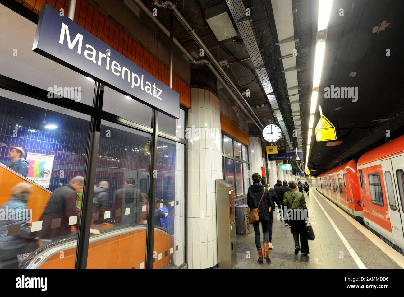 Passengers at the Marienplatz S-Bahn station in the centre of Munich ...