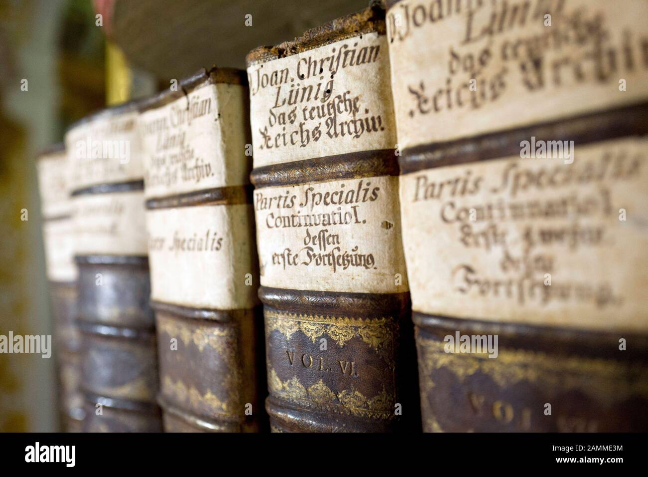 Old abbey library hi-res stock photography and images - Alamy