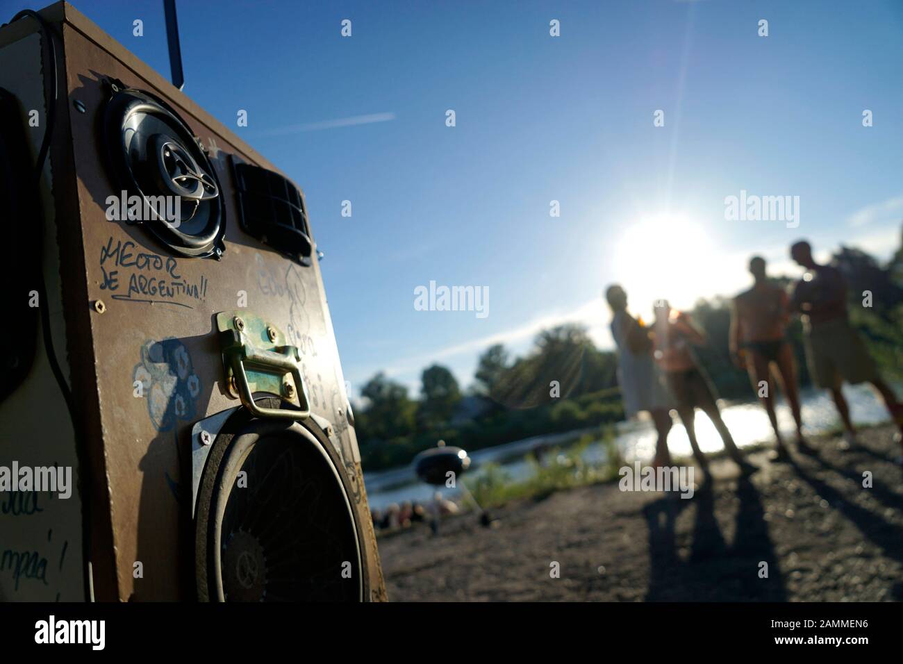Evening mood at the Isar river in Munich: in the picture a birthday ...
