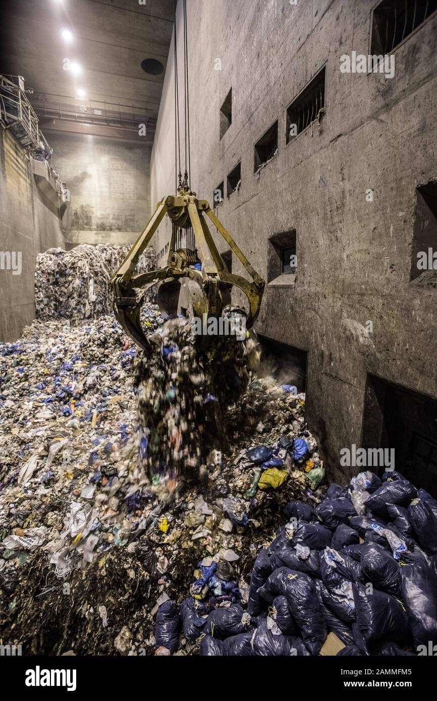 Employees of the municipal waste management company Munich (AWM) at ...