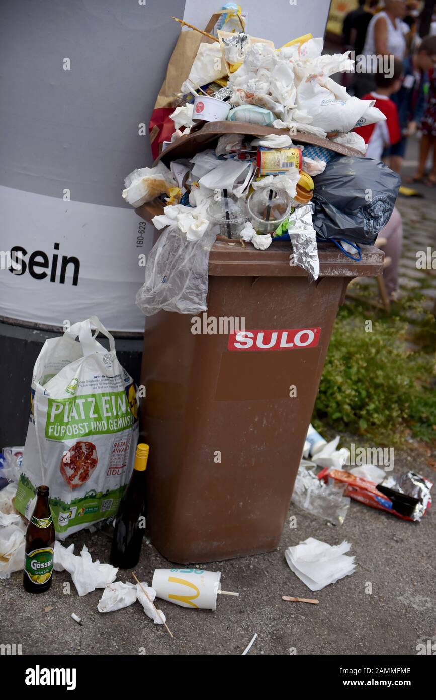 Overfilled garbage can at the Isarinselfest. [automated translation ...