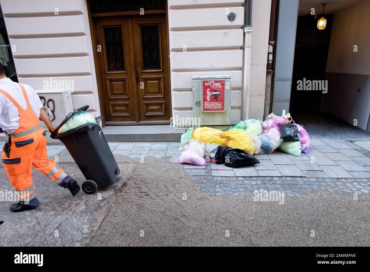 Picture of a garbage can hi-res stock photography and images - Alamy