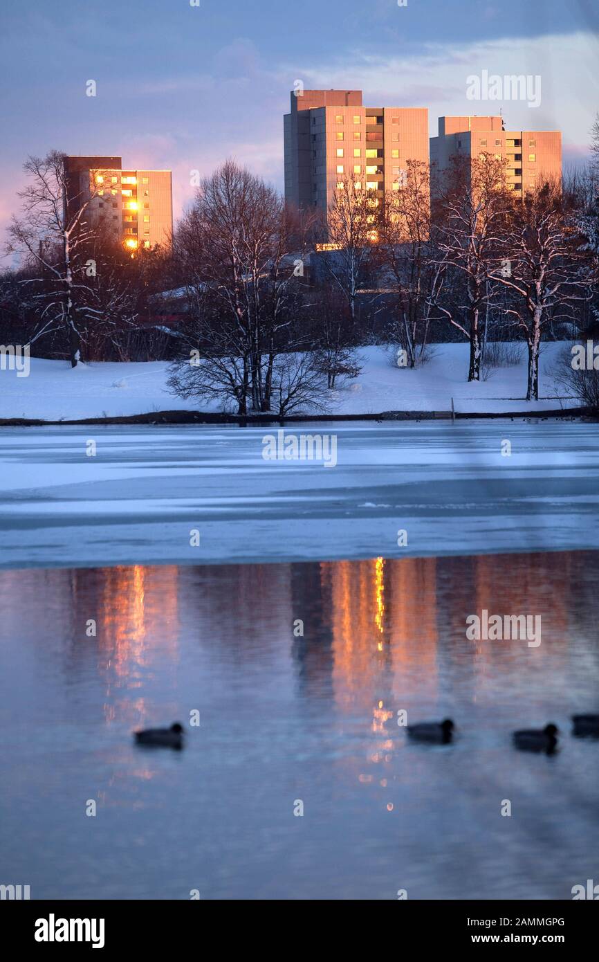 Wintery area around the Munich Fasaneriesee [automated translation ...