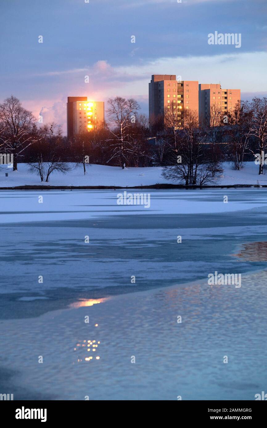 Wintery area around the Munich Fasaneriesee [automated translation ...