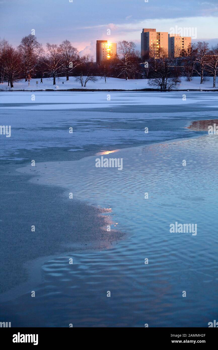 Wintery area around the Munich Fasaneriesee [automated translation ...
