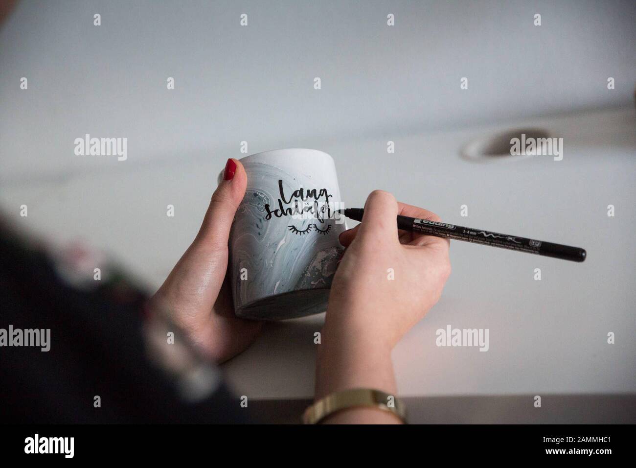Cups are written on with porcelain pens. [automated translation] Stock ...
