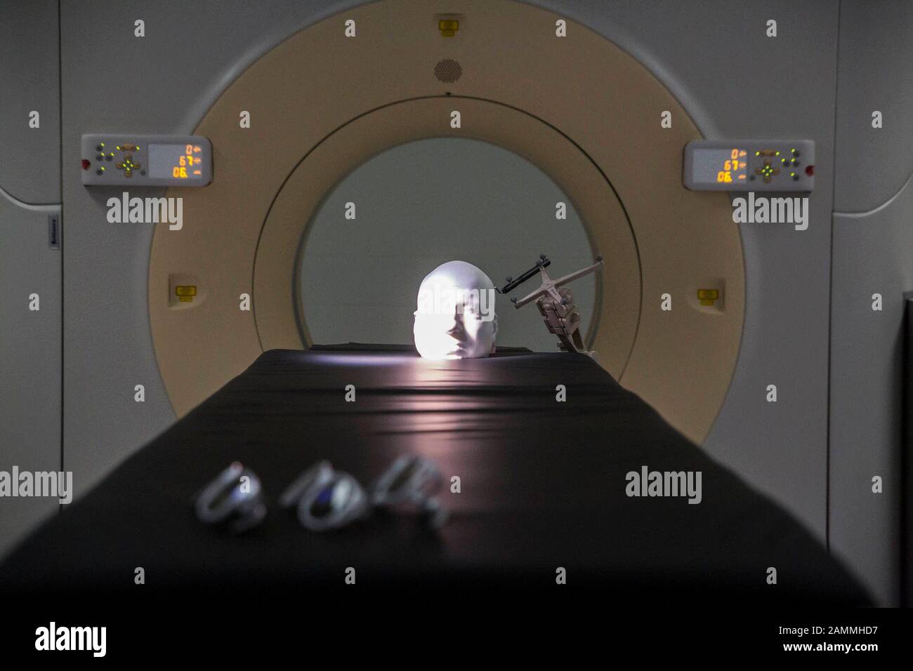 Open mri hi-res stock photography and images - Alamy