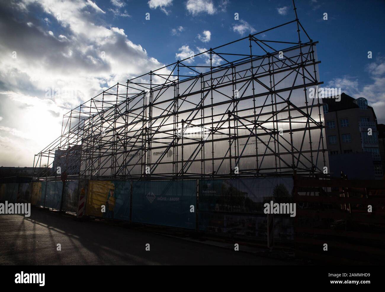 At the construction site at Thomas-Wimmer-Ring, a scaffold is ...