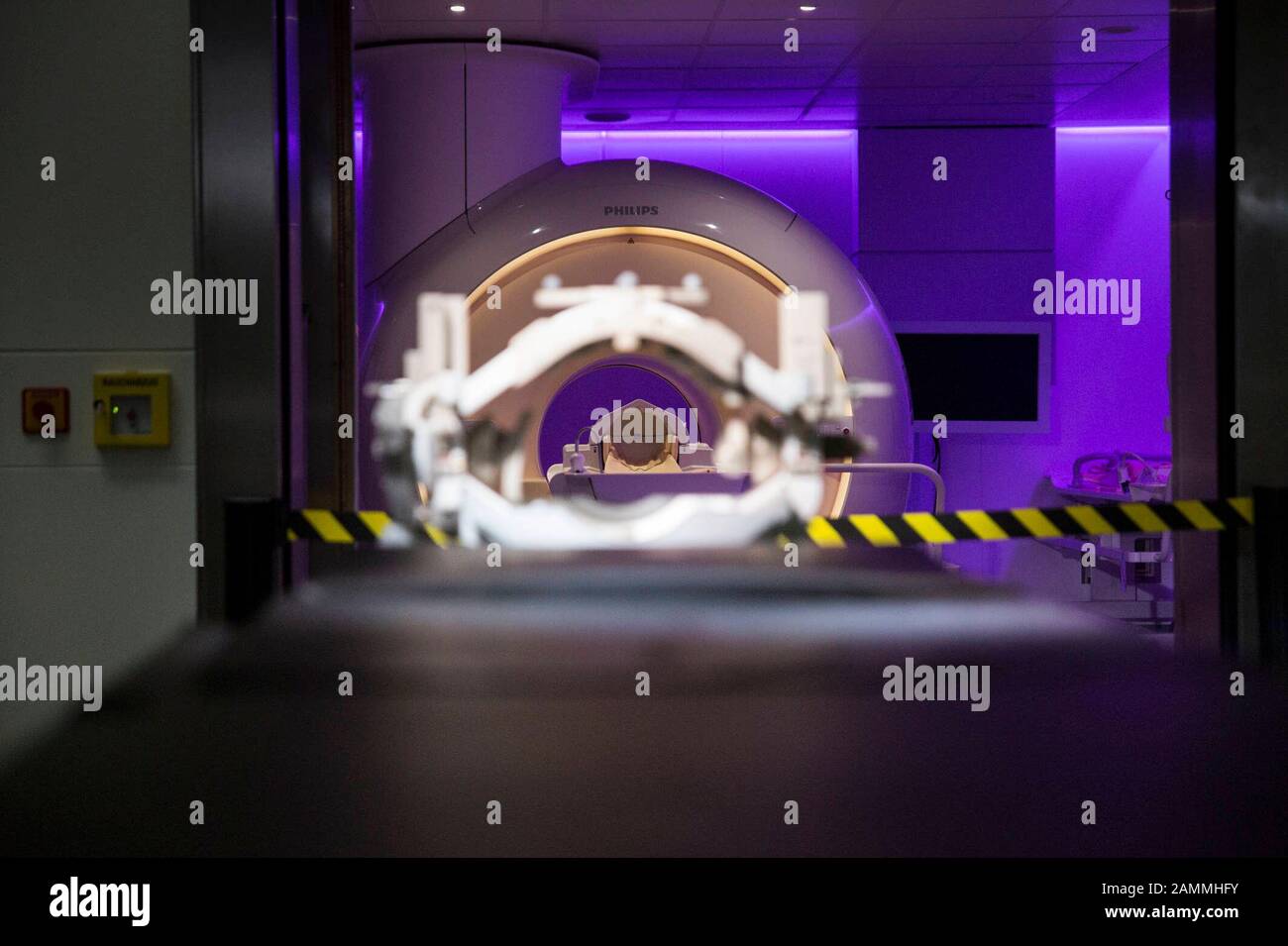 Open mri hi-res stock photography and images - Alamy