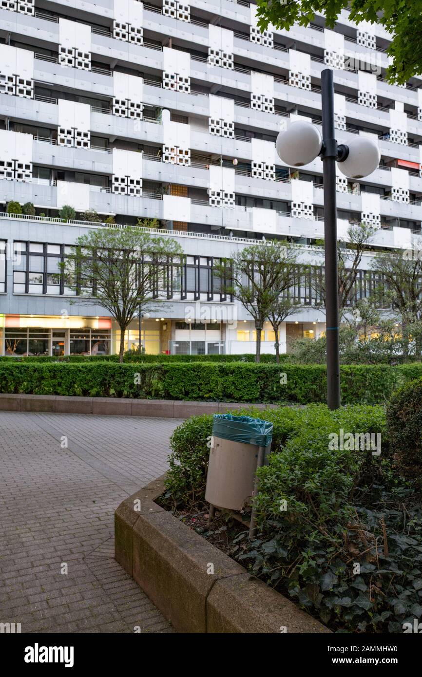 The Arabellahaus with the Sheraton Arabellaprk Hotel at ...
