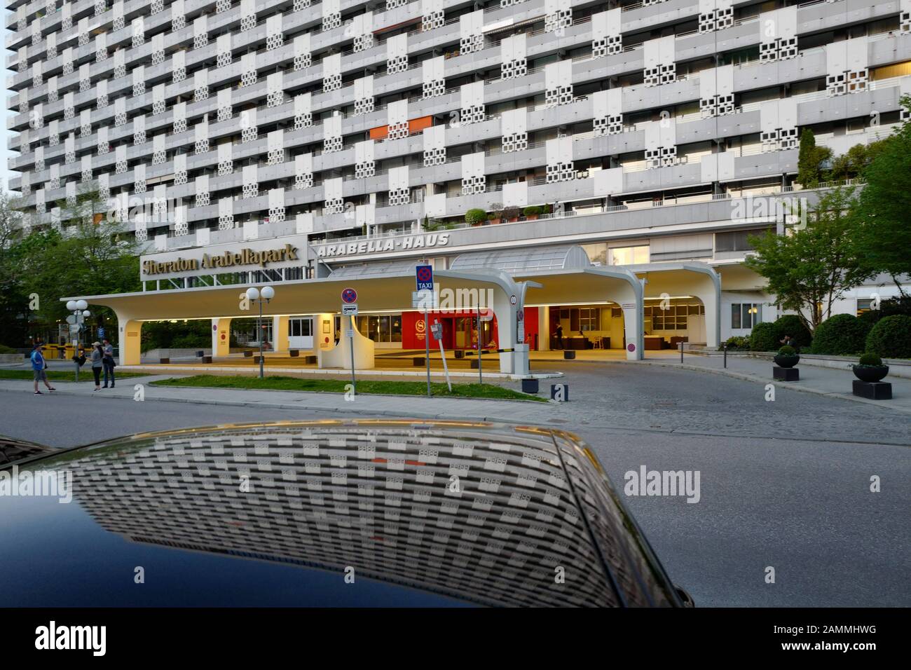 The Arabellahaus with the Sheraton Arabellaprk Hotel at ...
