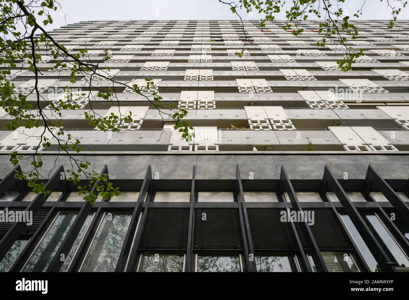 The Arabellahaus with the Sheraton Arabellaprk Hotel at ...