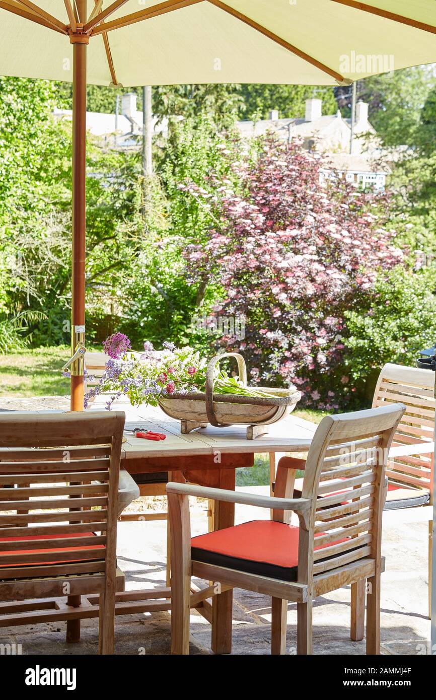 English garden garden table chairs hi-res stock photography and images ...