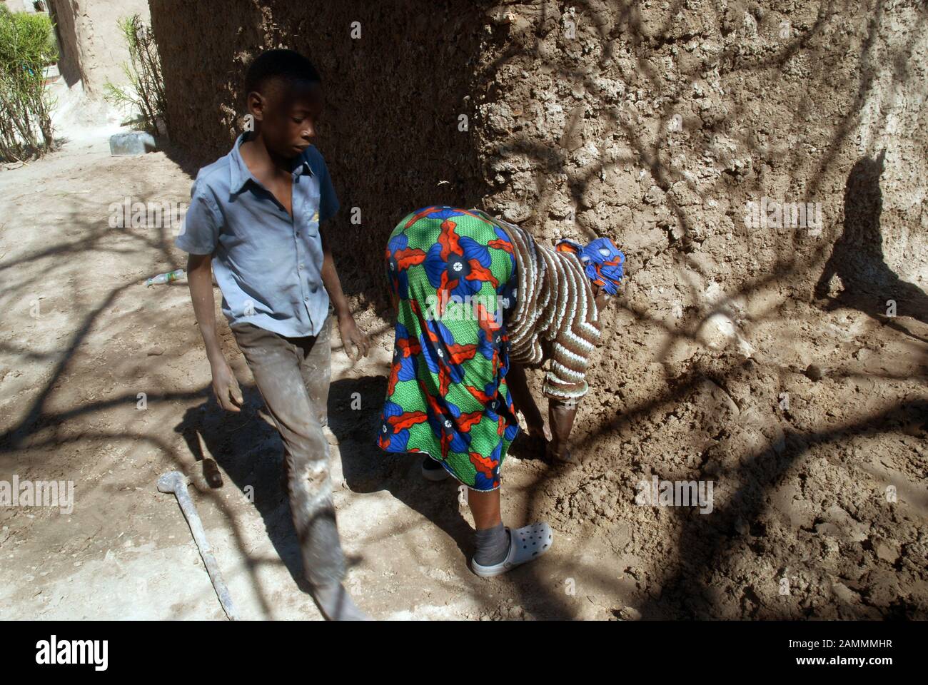 Building a mud home, Mwandi, Zambia, Africa Stock Photo - Alamy