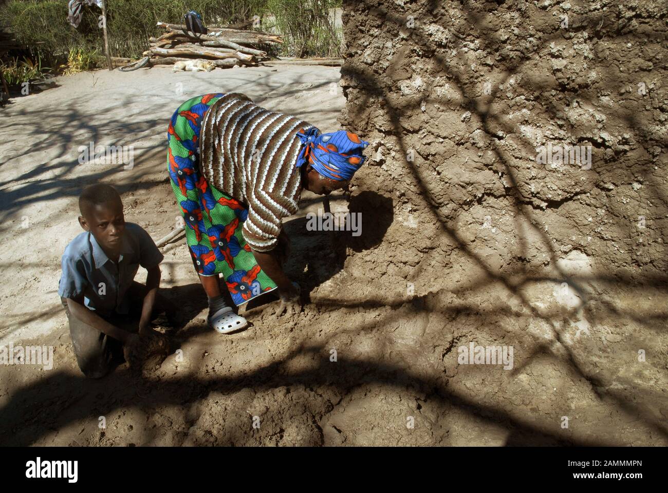 Building a mud home, Mwandi, Zambia, Africa Stock Photo - Alamy