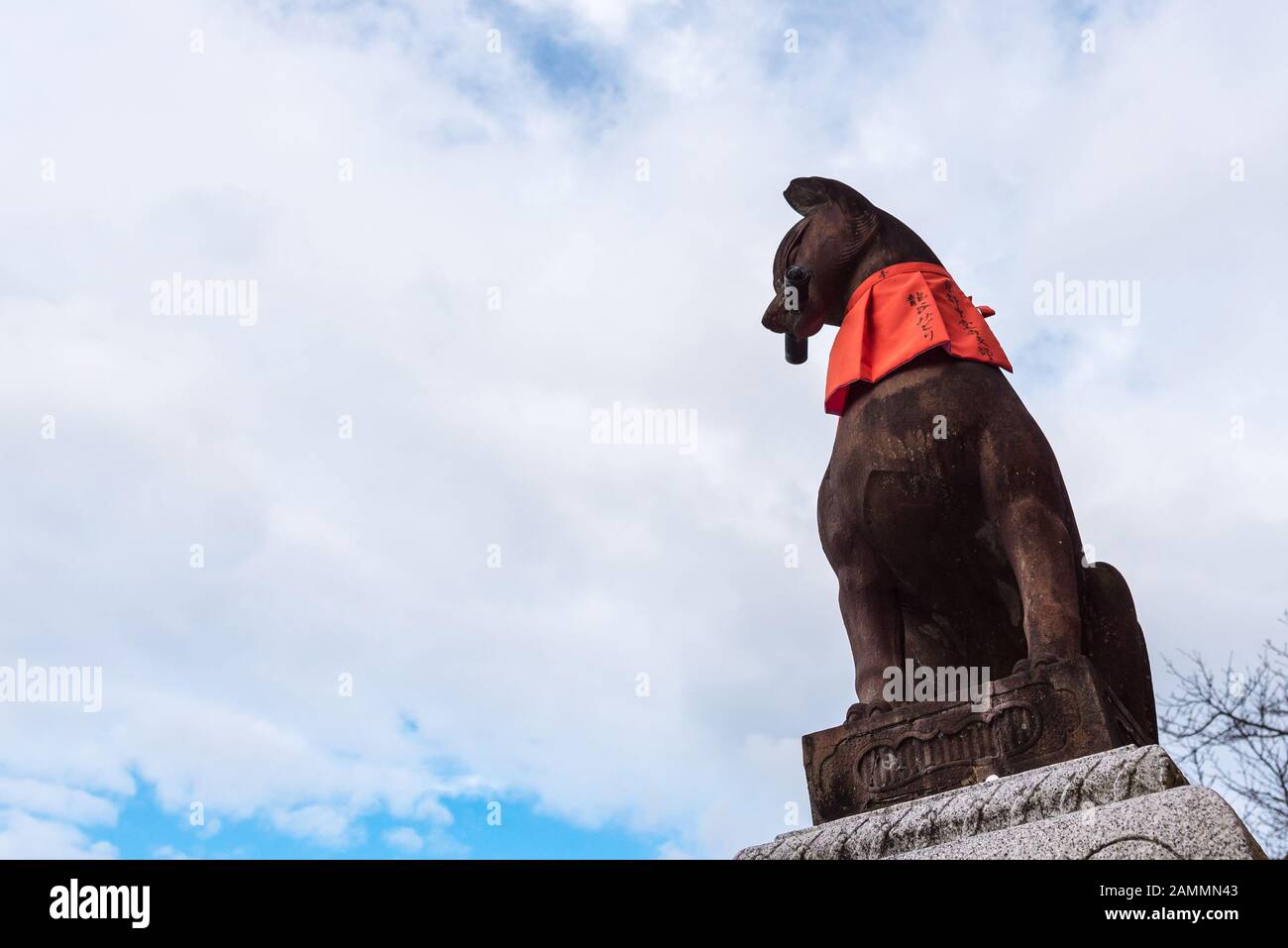 Japanese fox statue hi-res stock photography and images - Alamy